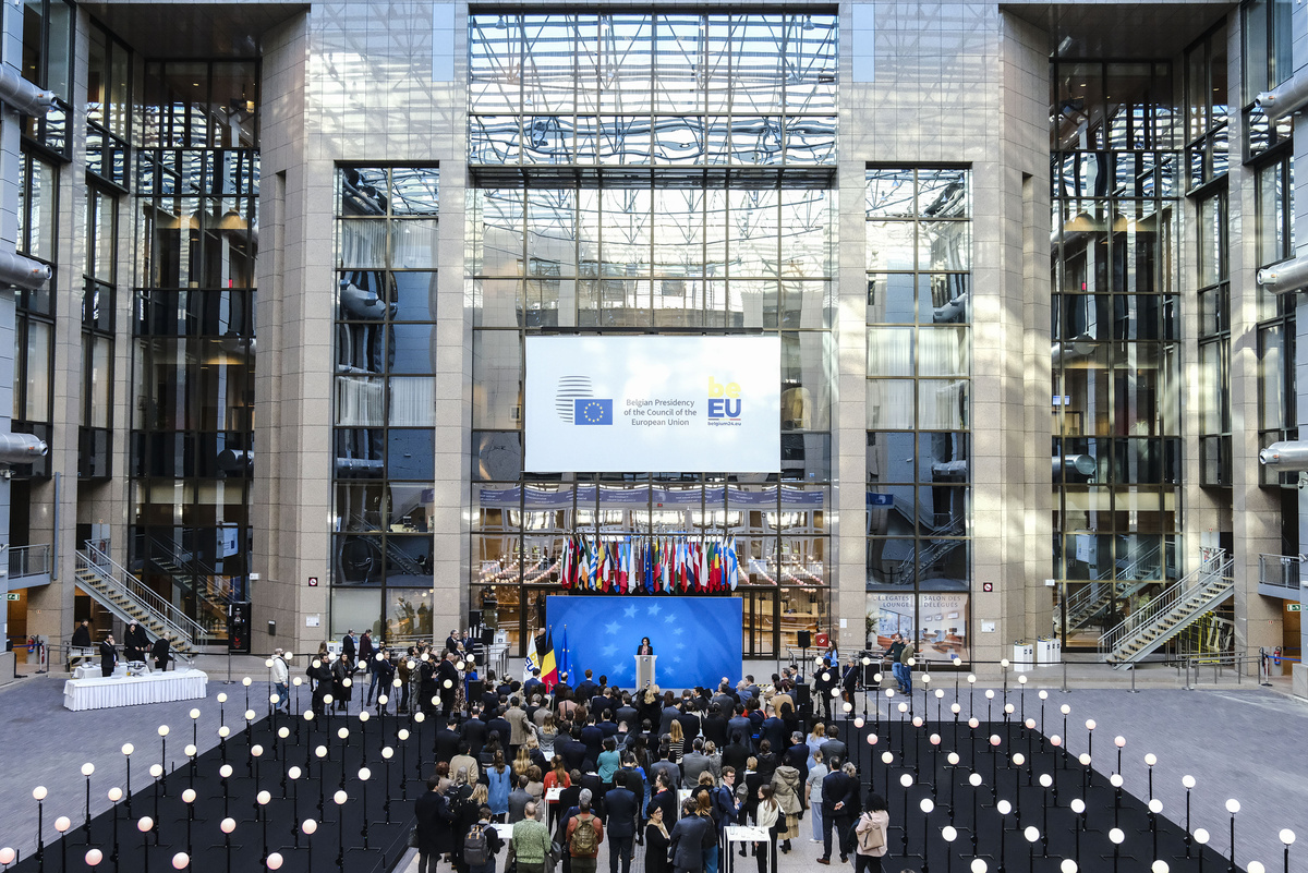 The miror of waves — LDA Productions