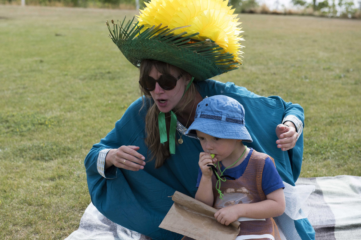 Let's Be Bees — Nigel Barrett & Louise Mari