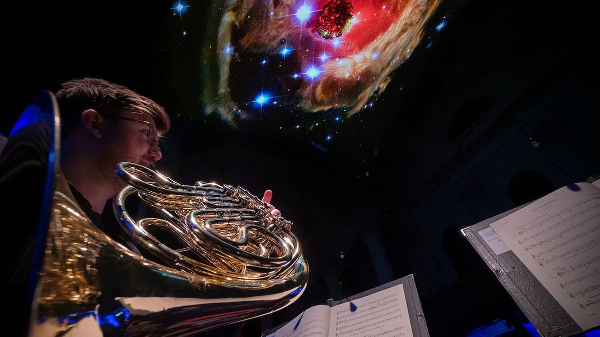 Highlights and audience reactions for an orchestral performance with ...