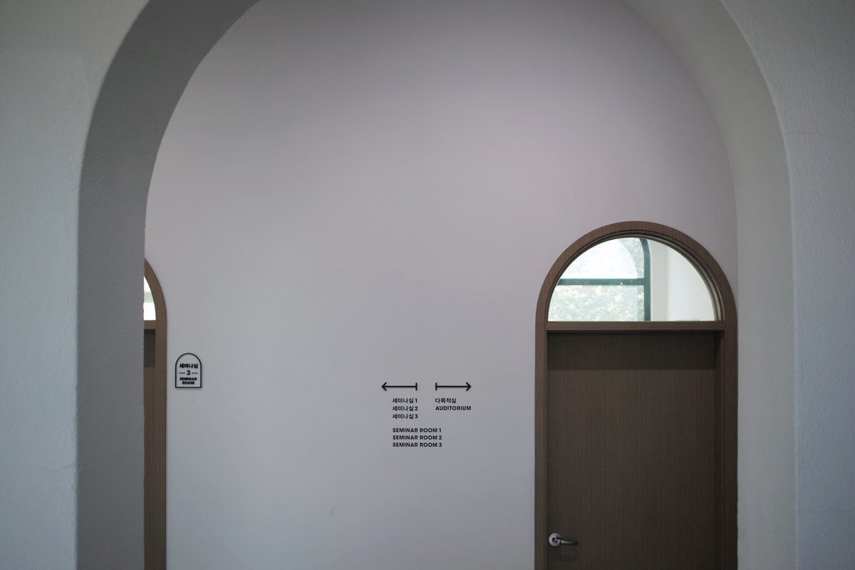 signage system for 'Artist's House' — studio fnt