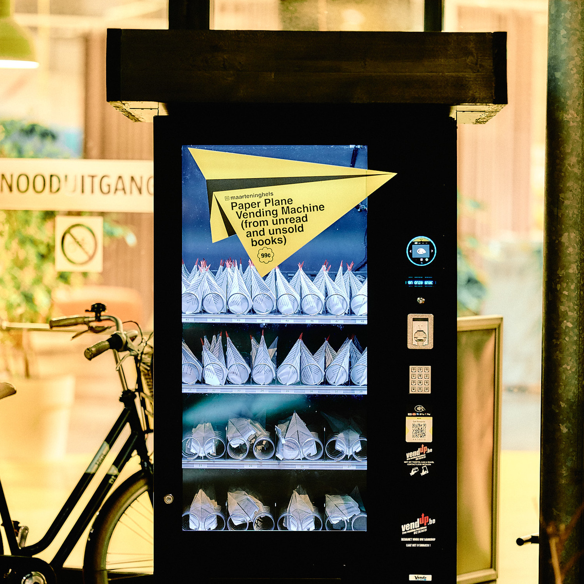 Paper Plane Vending Machine — Maarten Inghels